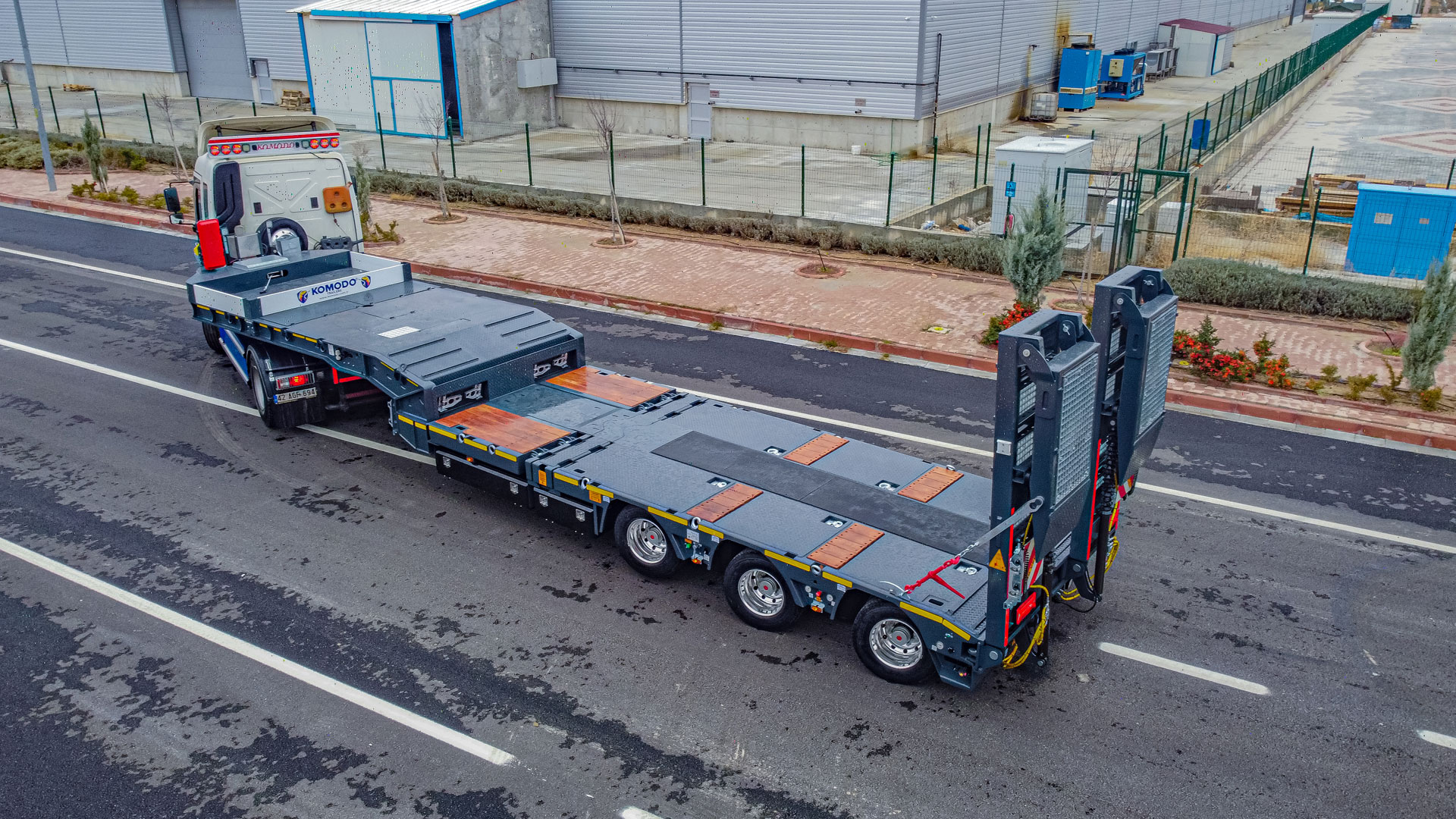 KMD 3 AXLE EXTENDABLE HYDRAULIC STEERING AND HYDRAULIC LIFTING PLATFORM TRAILER - Komodo Trailers