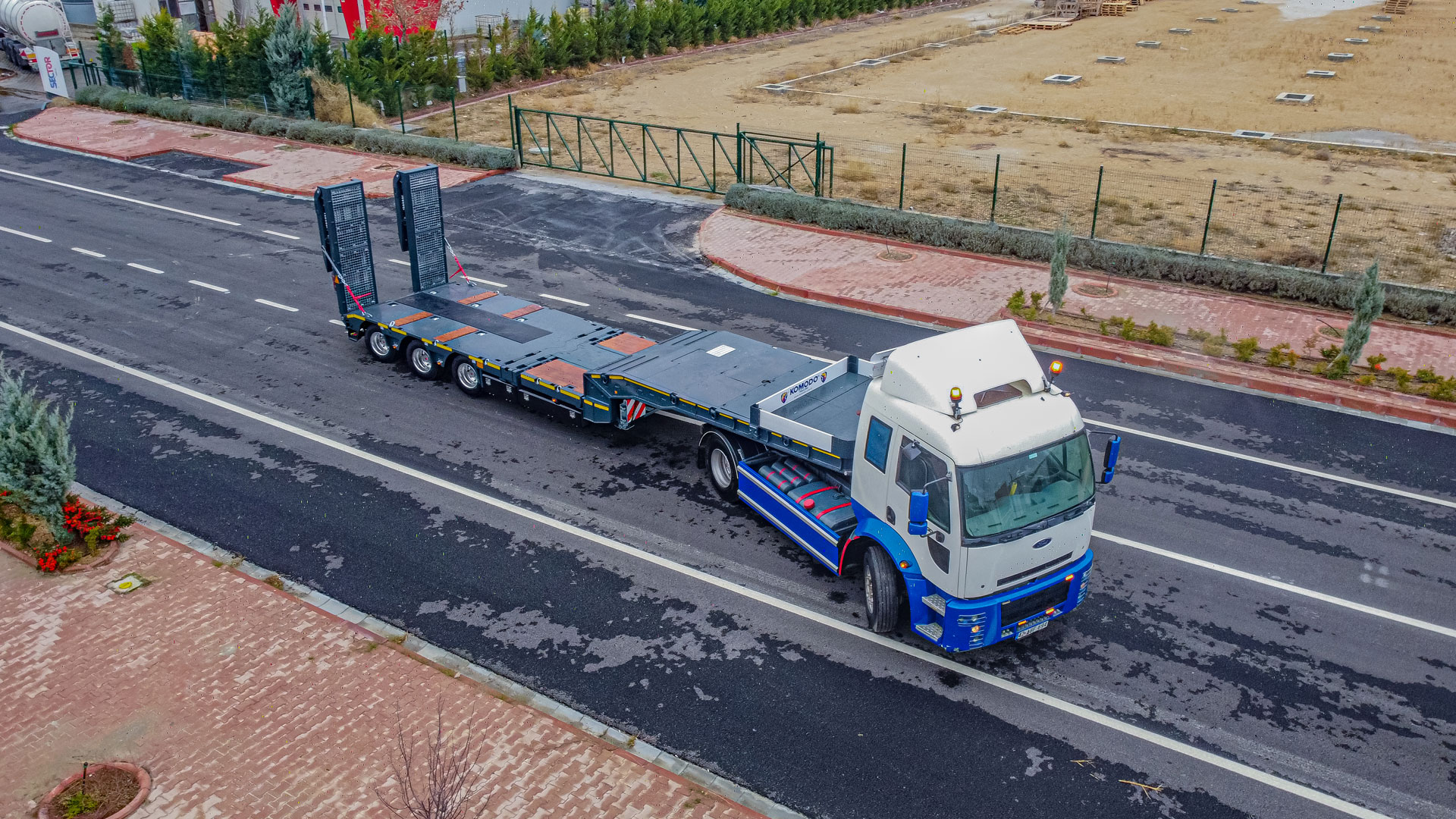 KMD 3 AXLE EXTENDABLE HYDRAULIC STEERING AND HYDRAULIC LIFTING PLATFORM TRAILER - Komodo Trailers