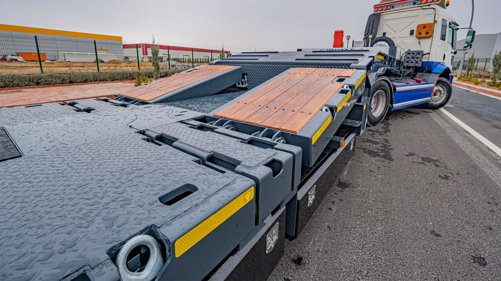 KMD 3 AXLE EXTENDABLE HYDRAULIC STEERING AND HYDRAULIC LIFTING PLATFORM TRAILER - Komodo Trailers