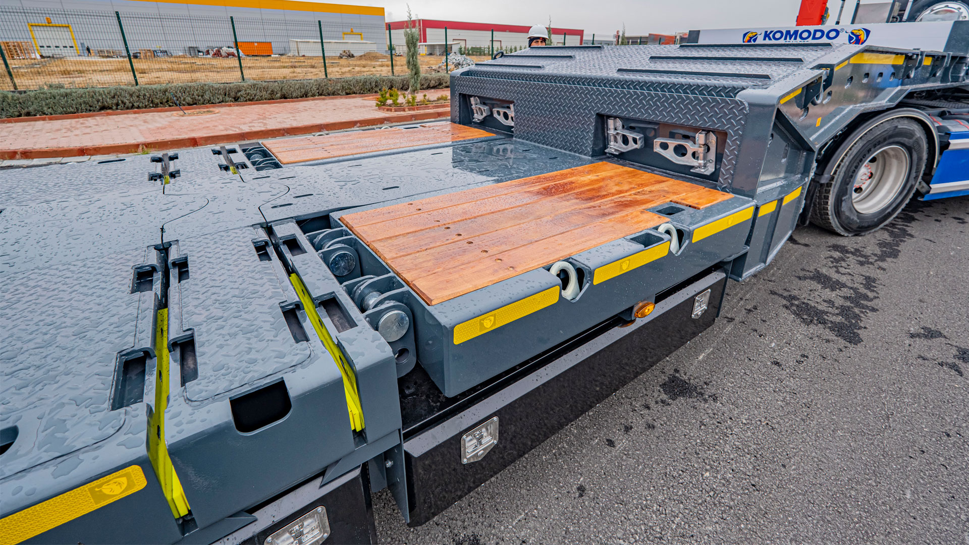 KMD 3 AXLE EXTENDABLE HYDRAULIC STEERING AND HYDRAULIC LIFTING PLATFORM TRAILER - Komodo Trailers